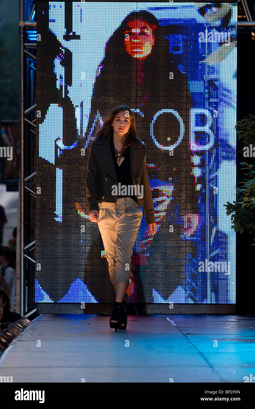 brunette fashion model walking runway catwalk Stock Photo - Alamy