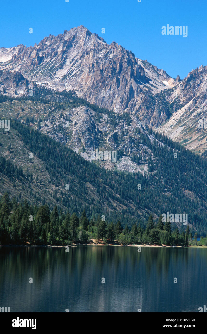 The Sierra Nevada mountains and Lower Twin Lake near Bridgeport ...