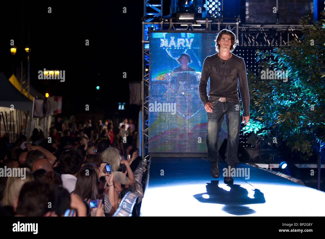 male model walking runway audience spectators Stock Photo - Alamy
