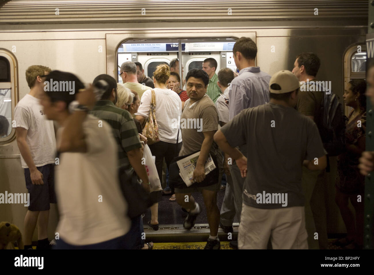 Nyc subway platform crowded hi-res stock photography and images - Alamy