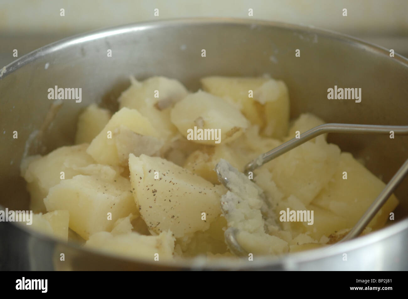Hot steaming cooked potatoes ready to be mashed Stock Photo - Alamy
