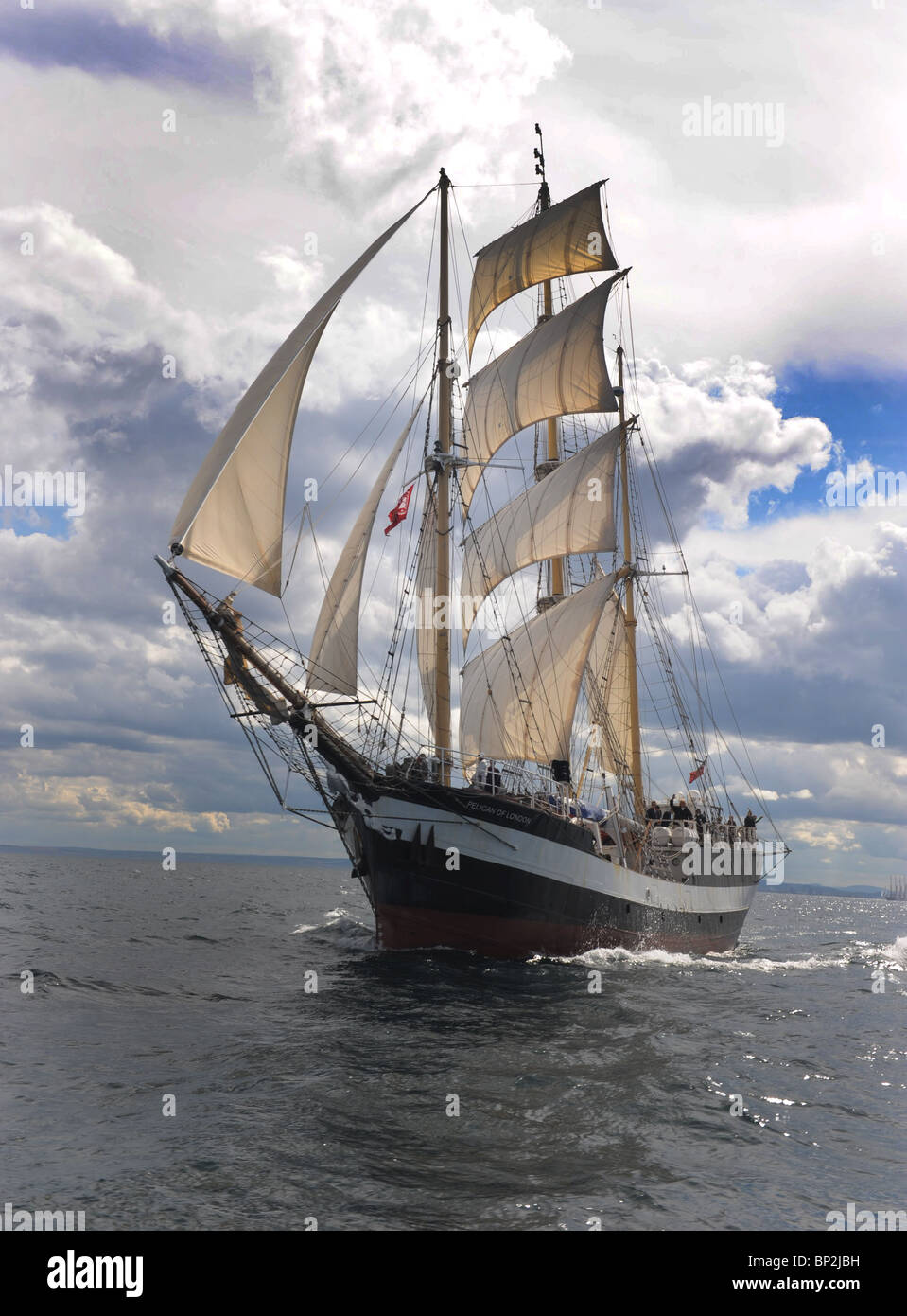 Tall ships hi-res stock photography and images - Alamy