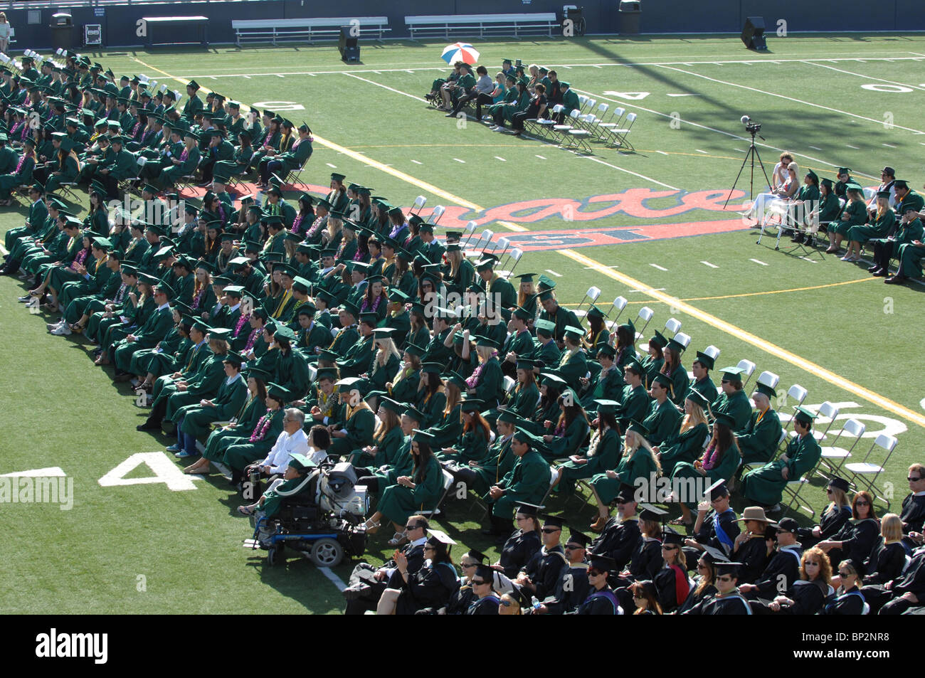 Green cap and gown graduation hi-res stock photography and images - Alamy