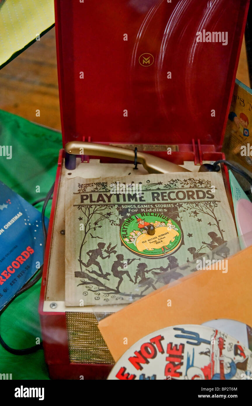 Red record player hi-res stock photography and images - Alamy