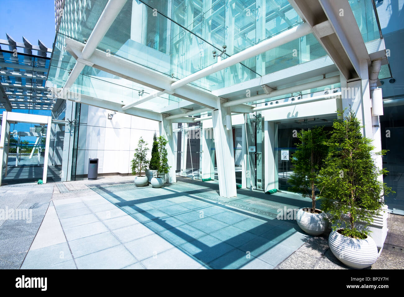 Office block entrance hi-res stock photography and images - Alamy