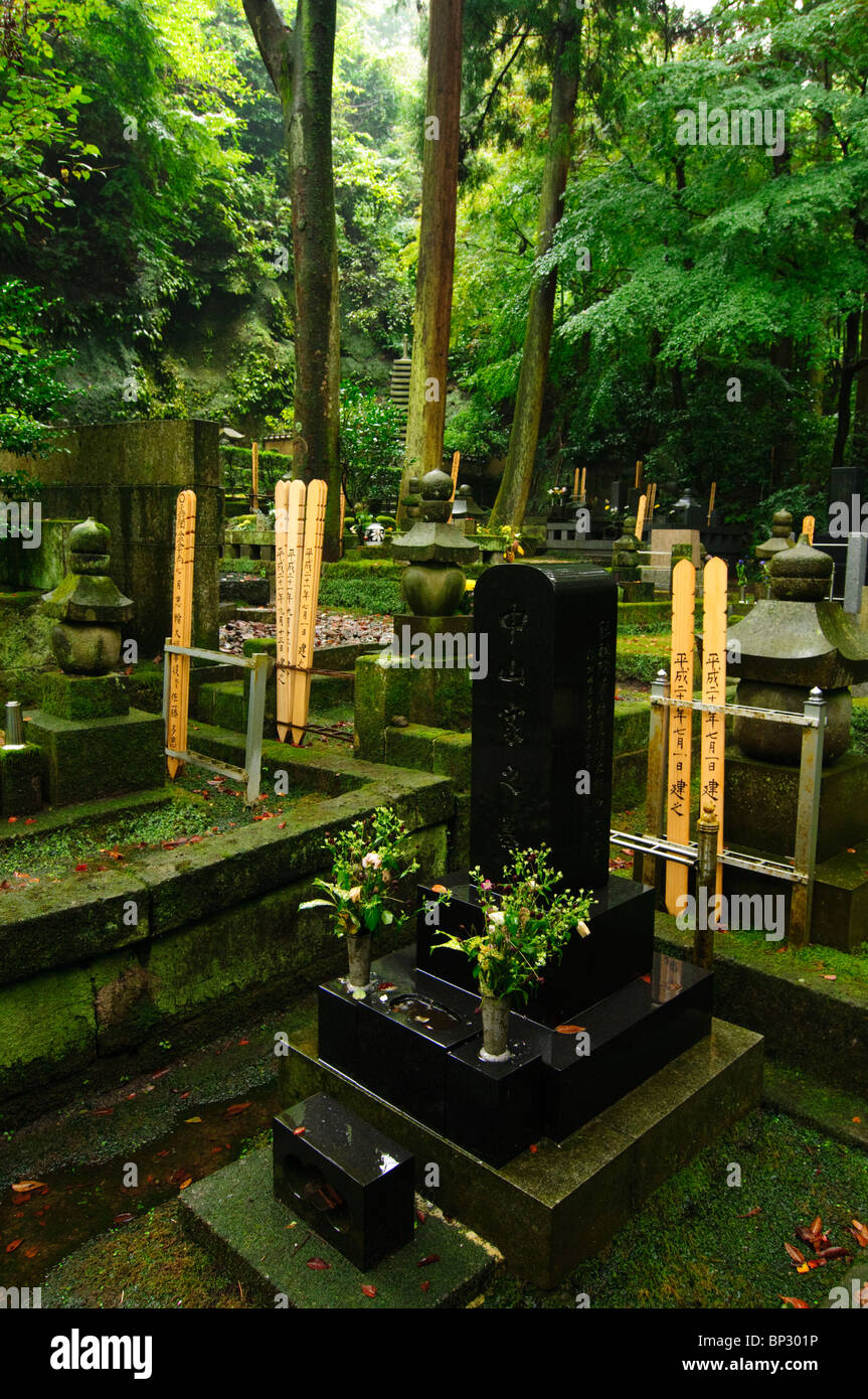 Cemetery at Tokei-ji Temple in Kamakura, Honshu, Japan Stock Photo - Alamy
