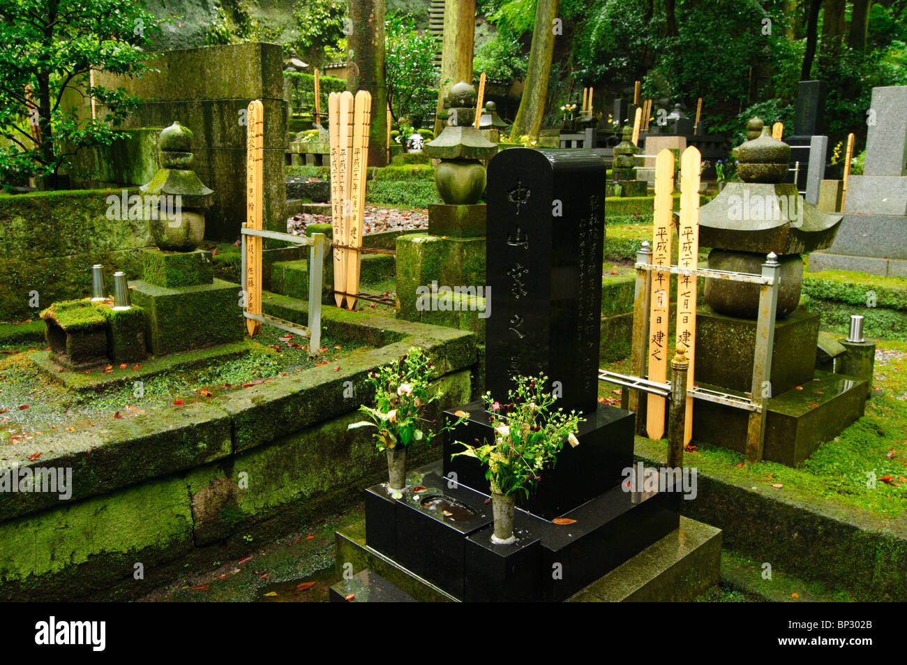 Cemetery at Tokei-ji Temple in Kamakura, Honshu, Japan Stock Photo - Alamy
