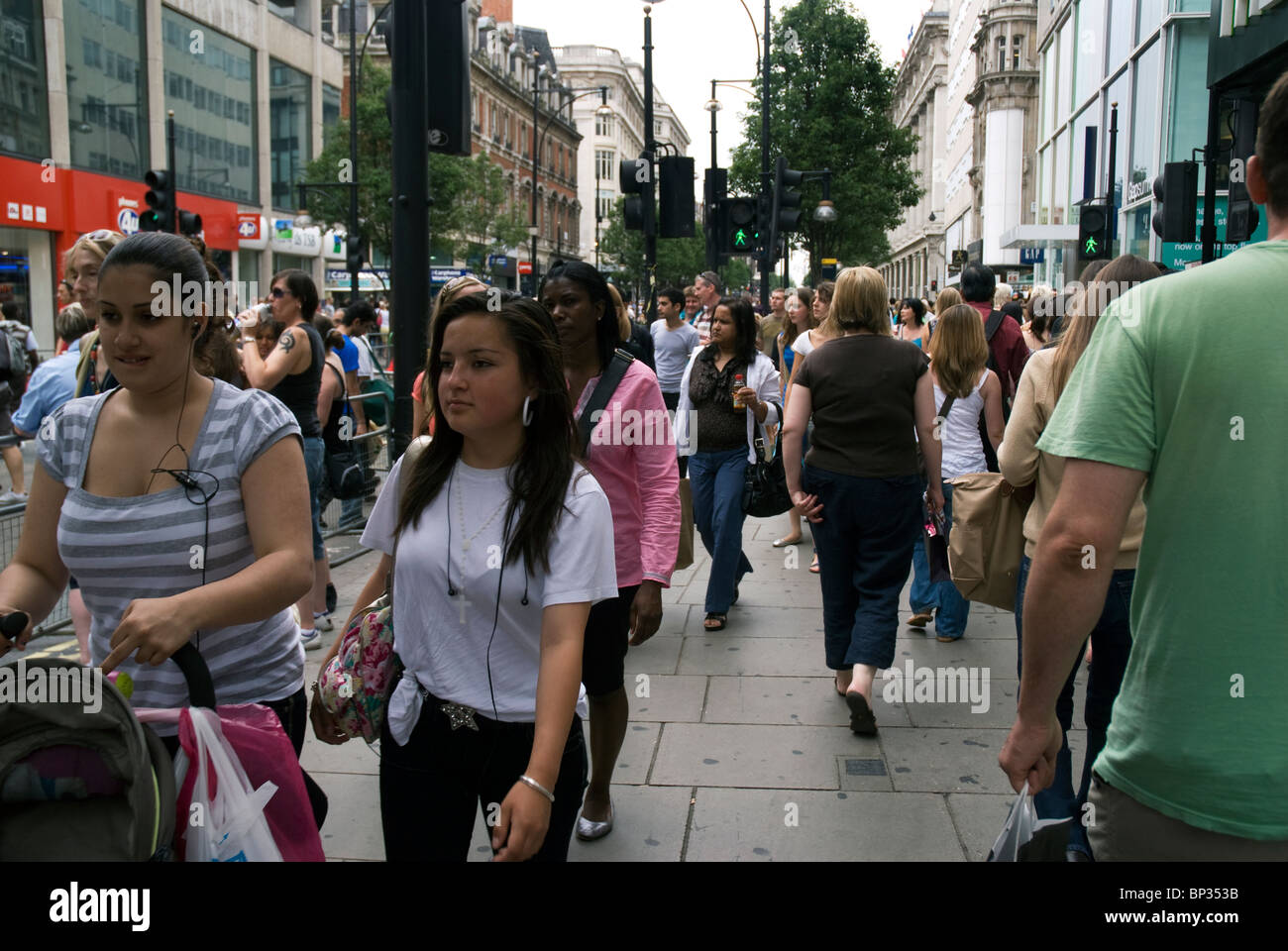 Multicultural crowd oxford street hi-res stock photography and images ...