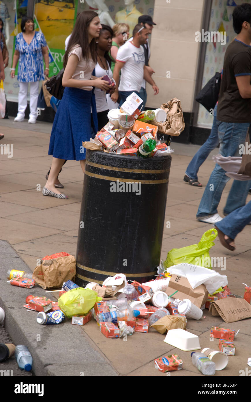 Litter bin overflowing on street Stock Photo - Alamy Litter bin overflowing on street Stock Photo - Alamy