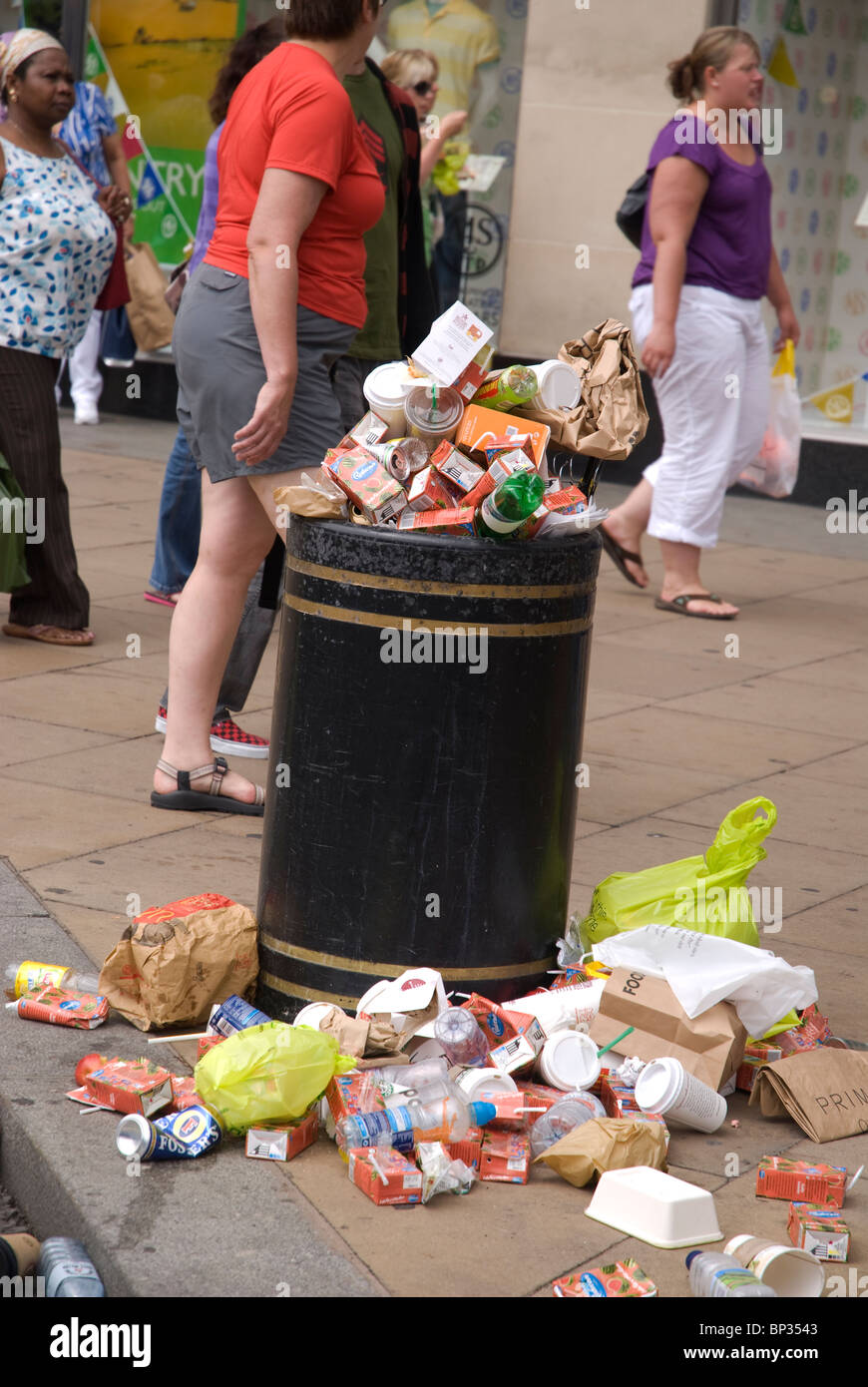 Litter bin overflowing on street Stock Photo - Alamy Litter bin overflowing on street Stock Photo - Alamy