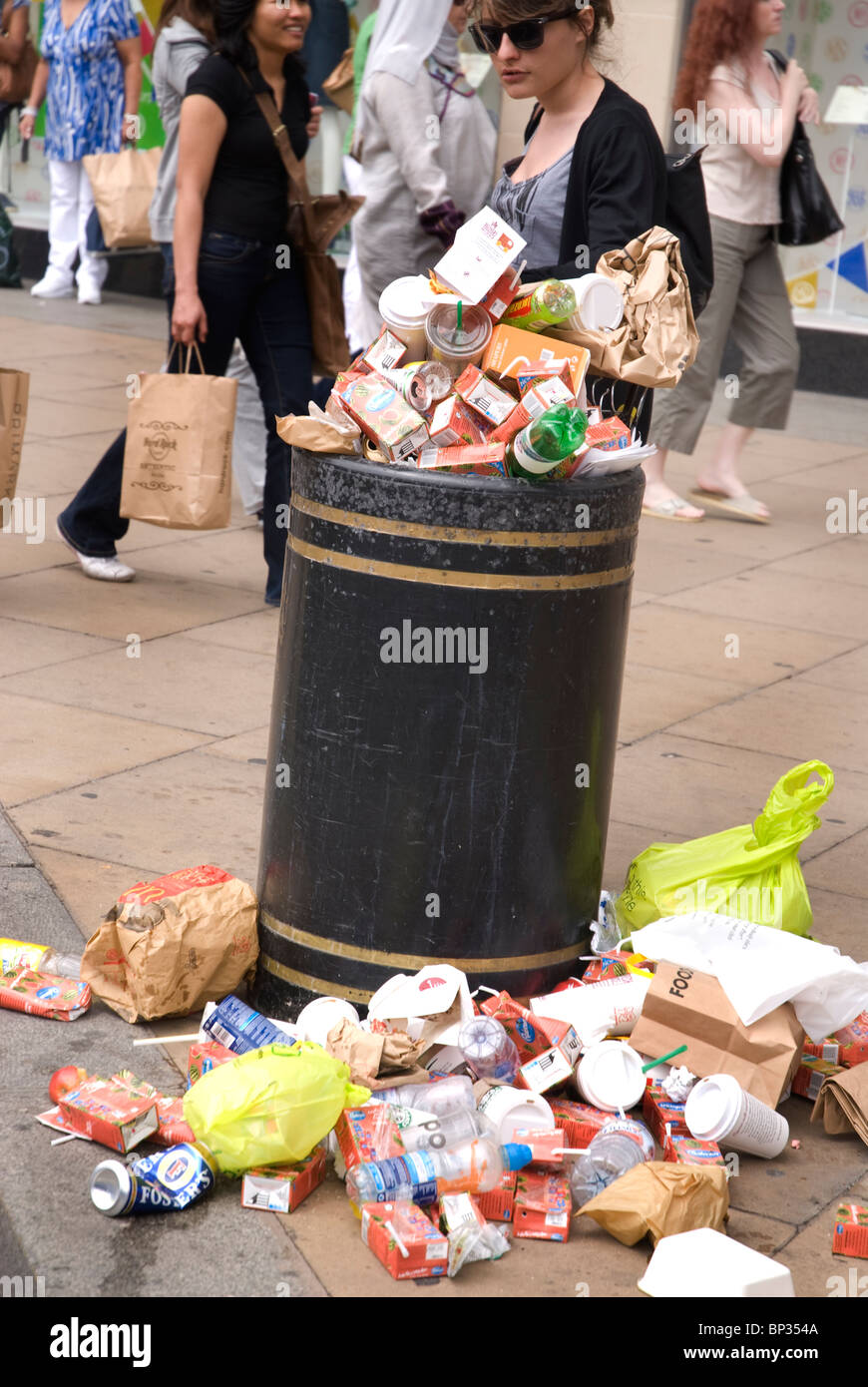 Litter bin overflowing on street Stock Photo - Alamy Litter bin overflowing on street Stock Photo - Alamy