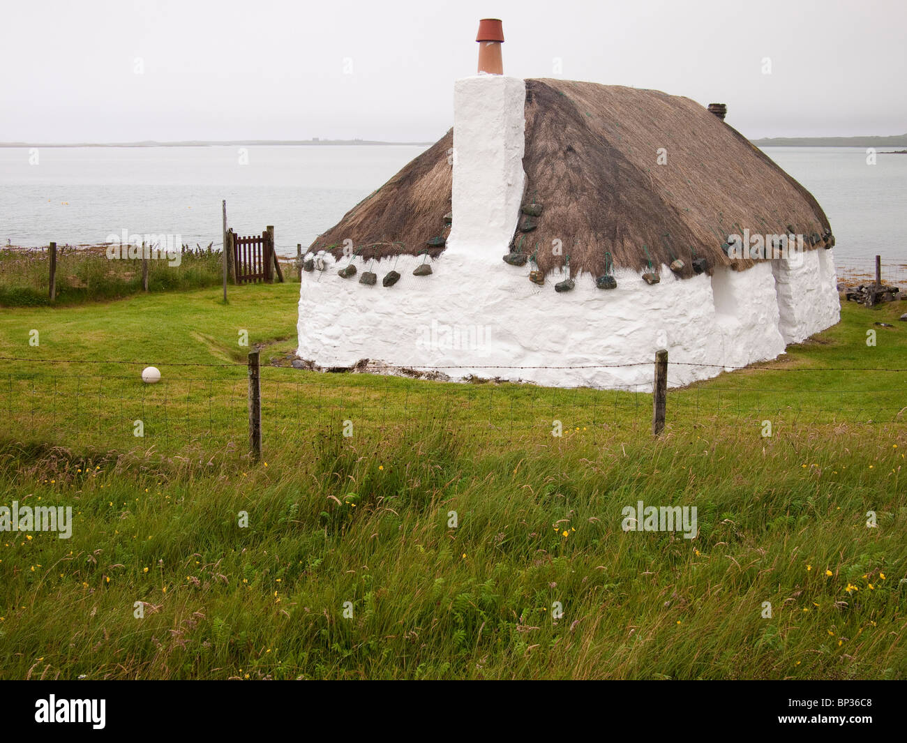 Traditional thatched cottage north hi-res stock photography and images ...