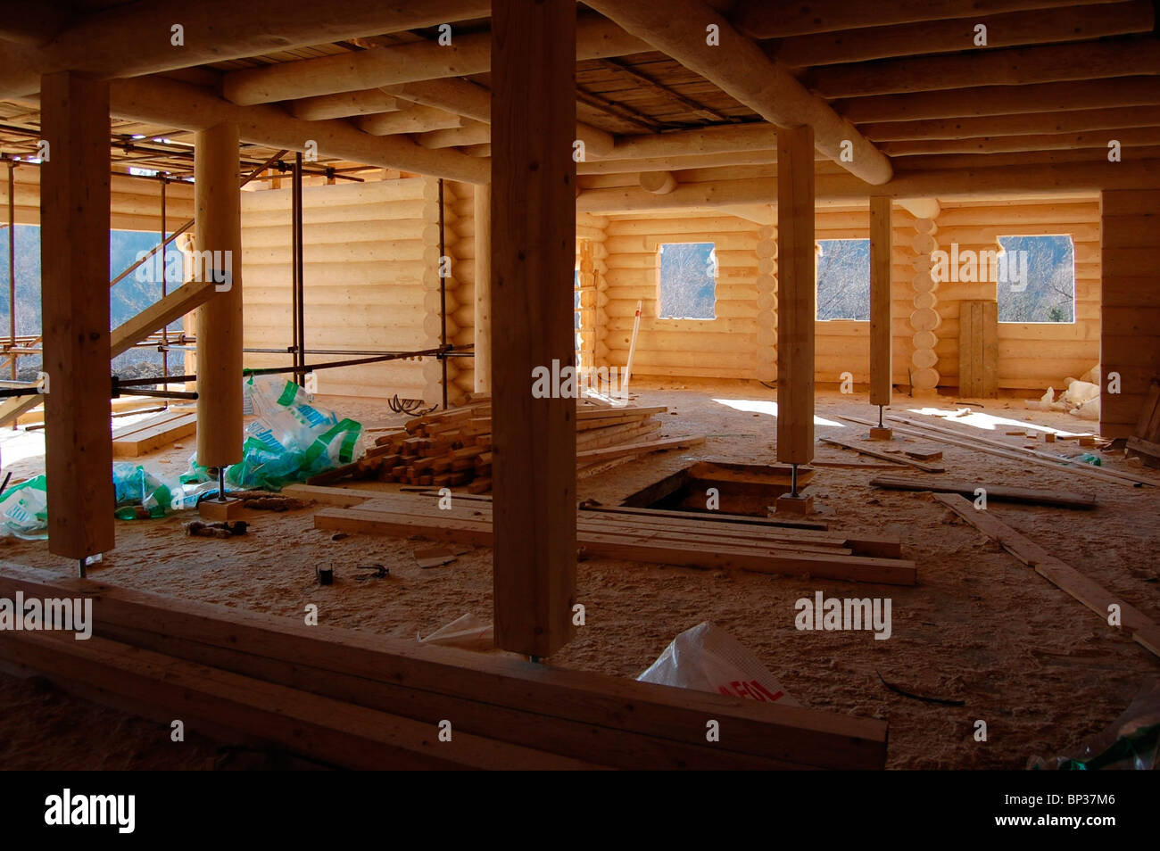 Building a log house Stock Photo - Alamy
