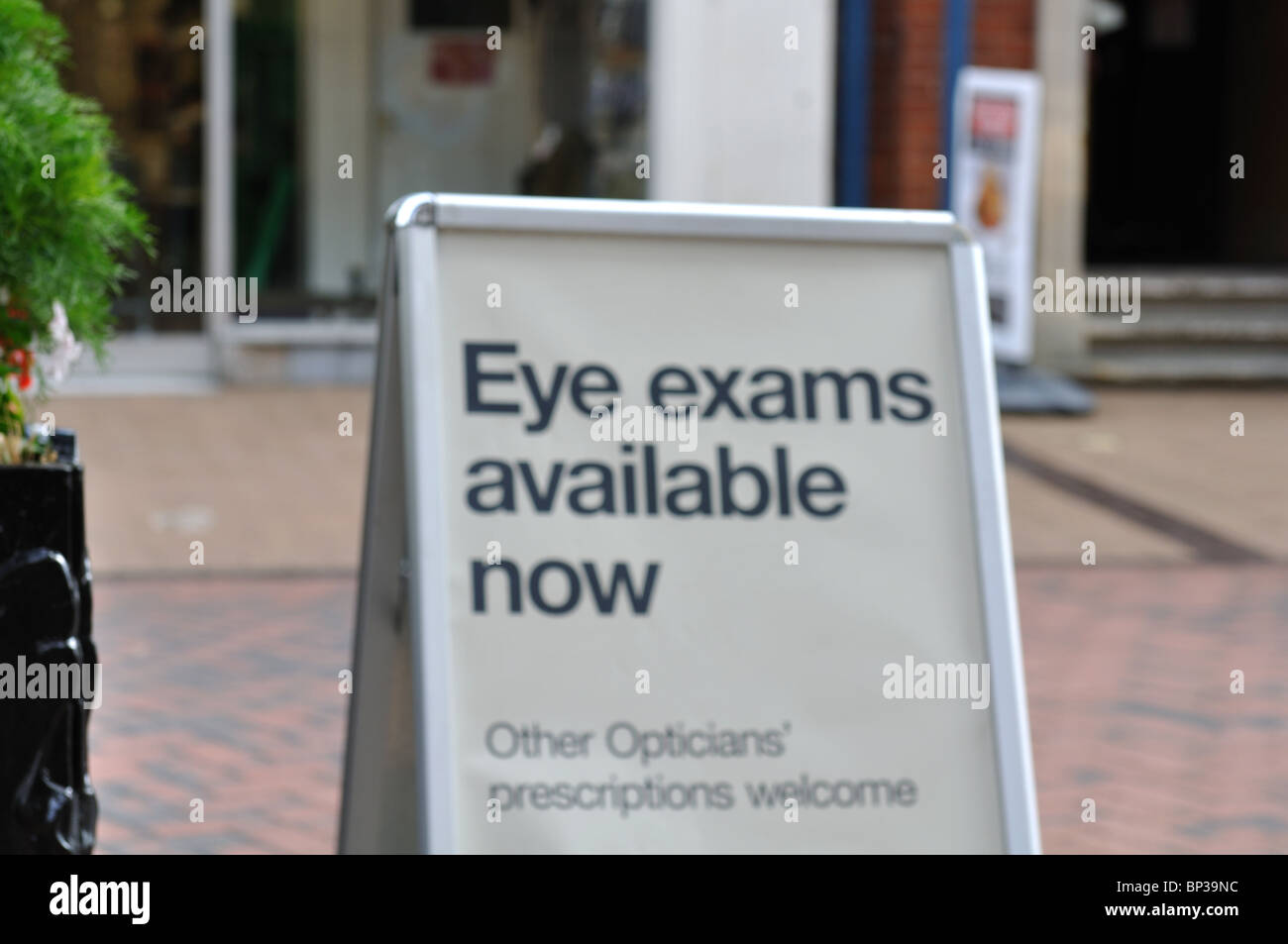 Eye test sign hi-res stock photography and images - Alamy