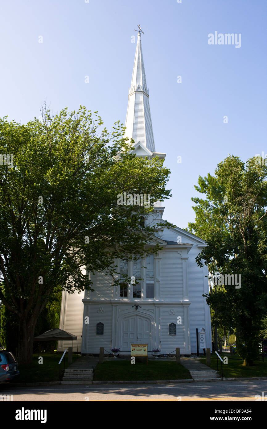 A church in downtown Little Compton Stock Photo - Alamy