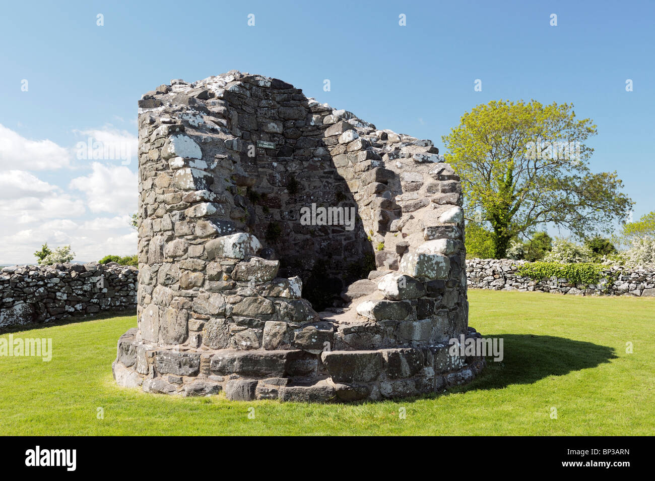 Round stone tower ireland hi-res stock photography and images - Alamy