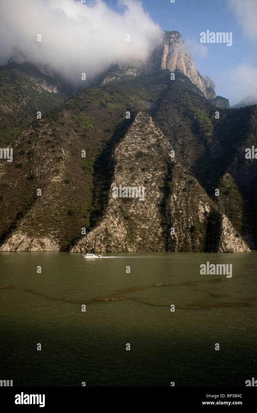 passing through a Yangzi gorge Stock Photo - Alamy