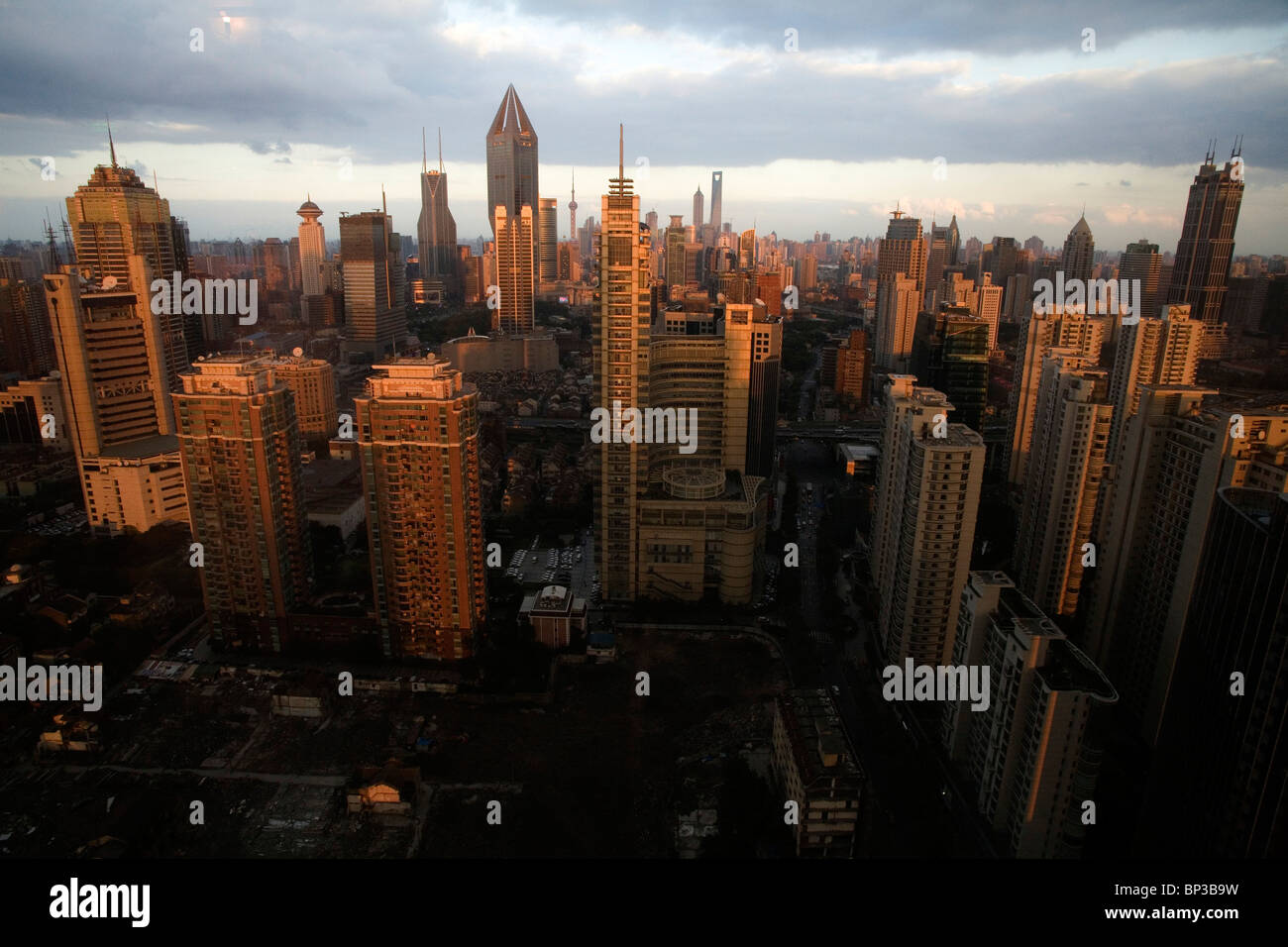 Modern shanghai hi-res stock photography and images - Alamy