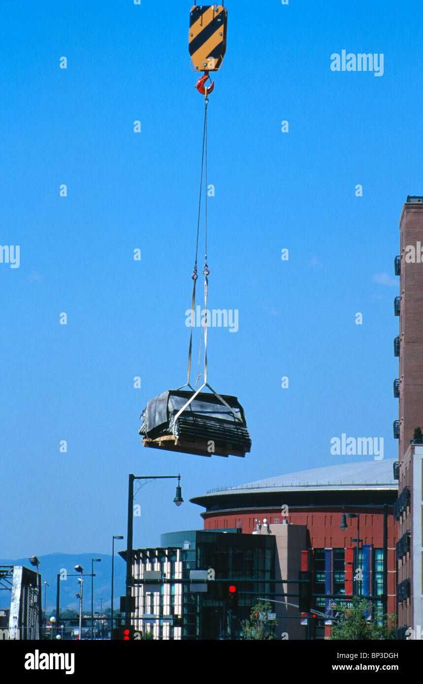 Construction crane lifting pallet building hi-res stock photography and ...