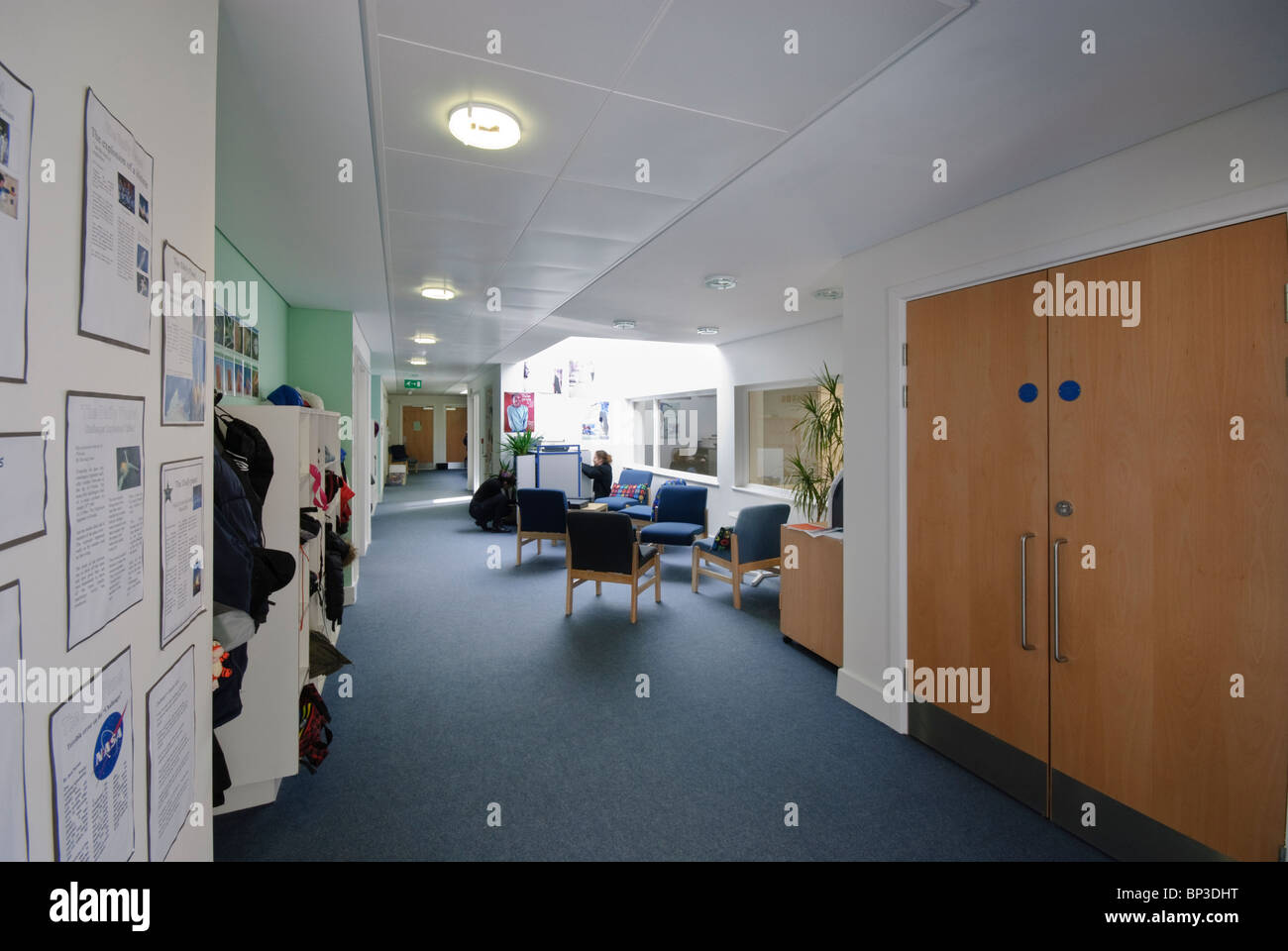 School corridor uk hi-res stock photography and images - Alamy