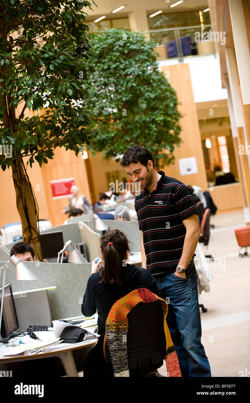 Students studying in a University library Stock Photo - Alamy