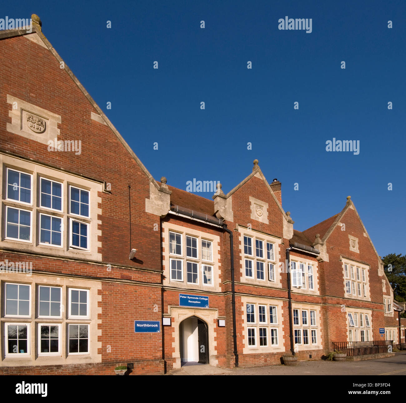 Peter Symonds College winchester exterior Stock Photo - Alamy