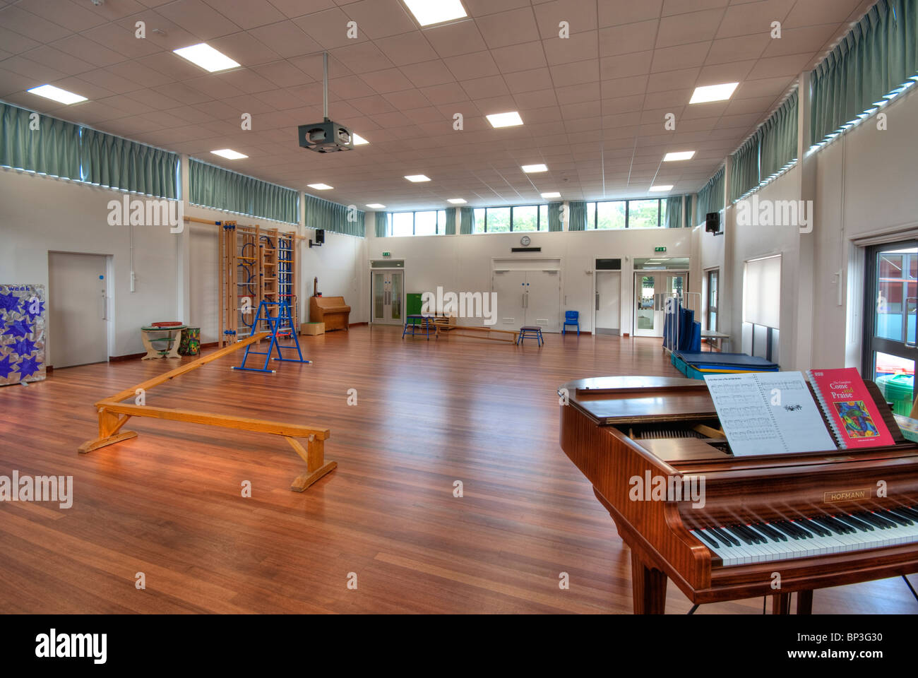 Knights Enham Infant and Junior School unoccupied hall with piano Stock ...