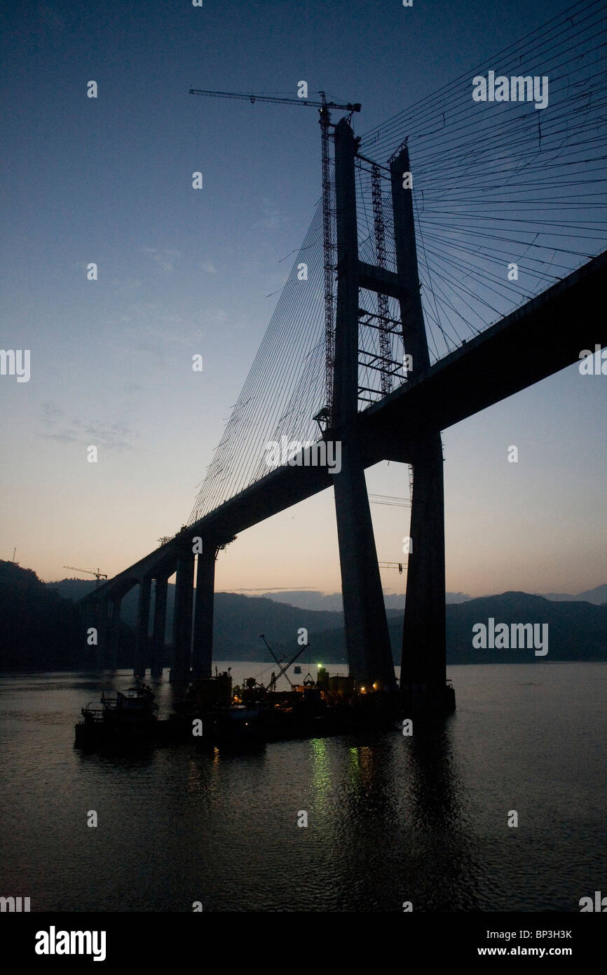 New suspension bridge under construction to span the mighty Yangzi ...
