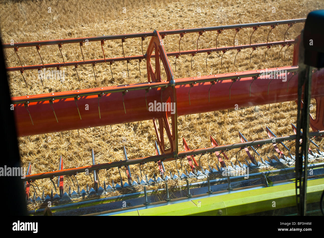 Cutterbar on a modern combine harvester Stock Photo - Alamy