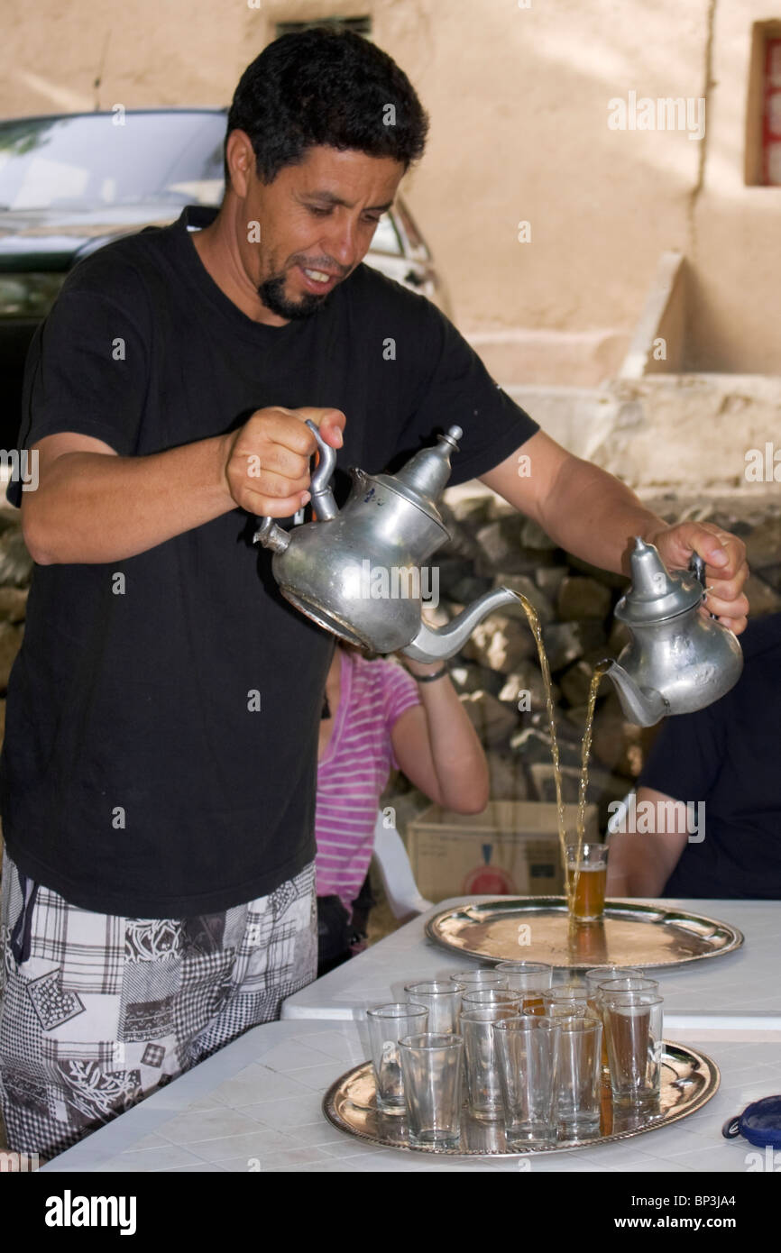Berber pouring Moroccan tea Stock Photo - Alamy