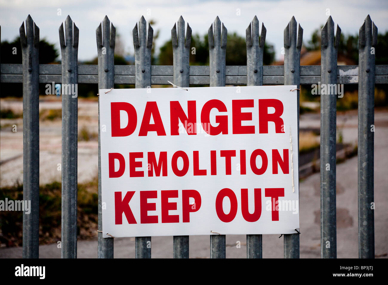 Demolition sign hi-res stock photography and images - Alamy