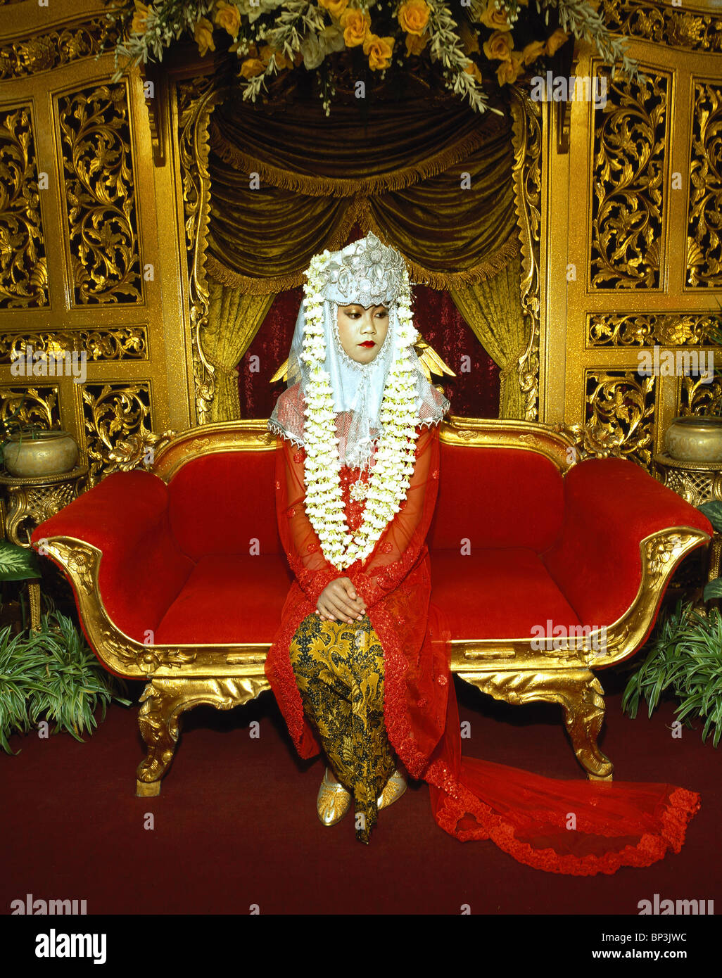 Javanese bride in traditional attire, Indonesia Stock Photo - Alamy