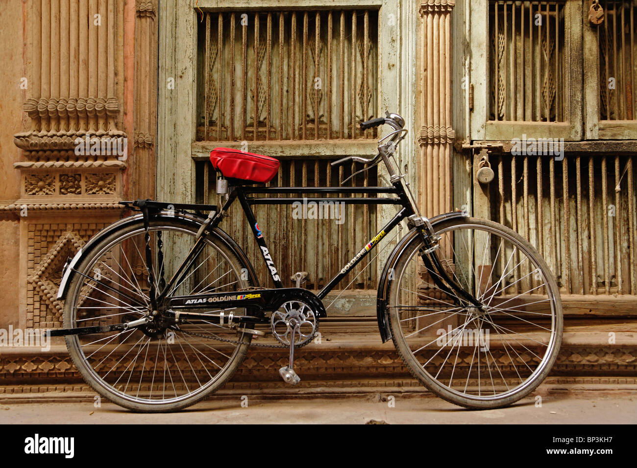 Bicycle in narrow gully, Delhi, India Stock Photo - Alamy