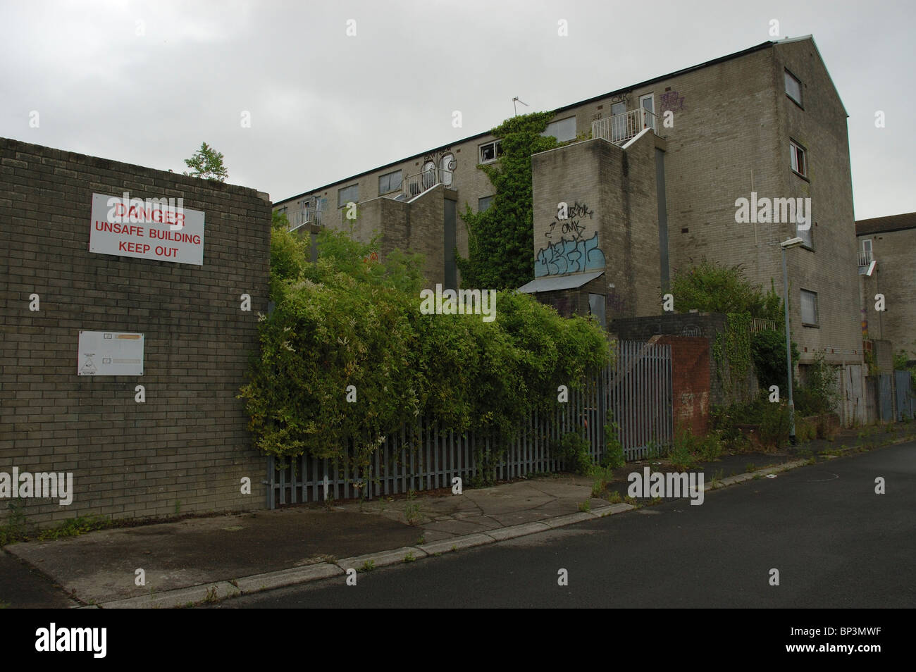 Boarded up house Stock Photo - Alamy