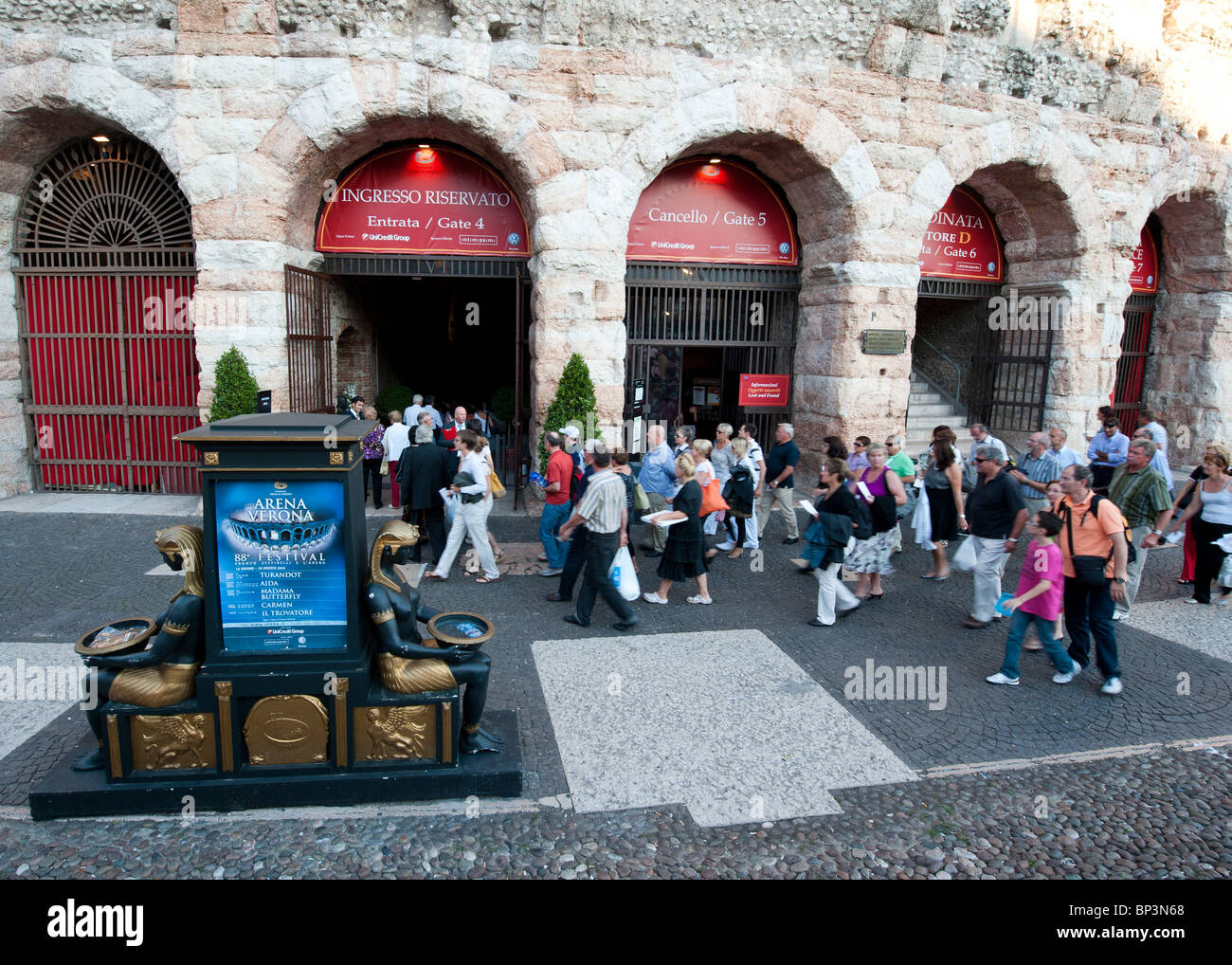 Opera lovers arrive at the Arena, Verona, Italy Stock Photo - Alamy