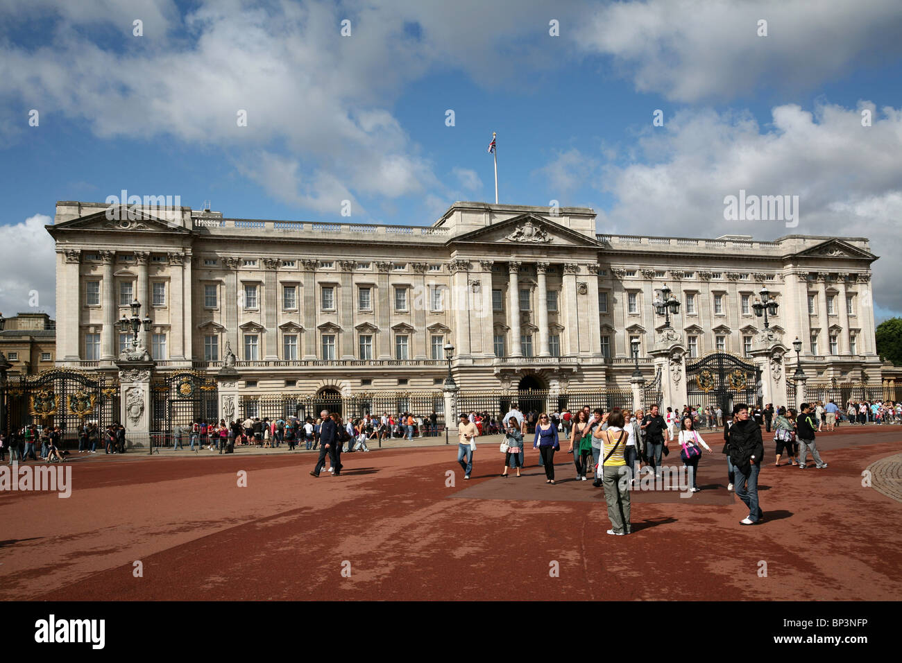 Crowd of tourists in front of Buckingham Palace on pedestrian Sunday ...