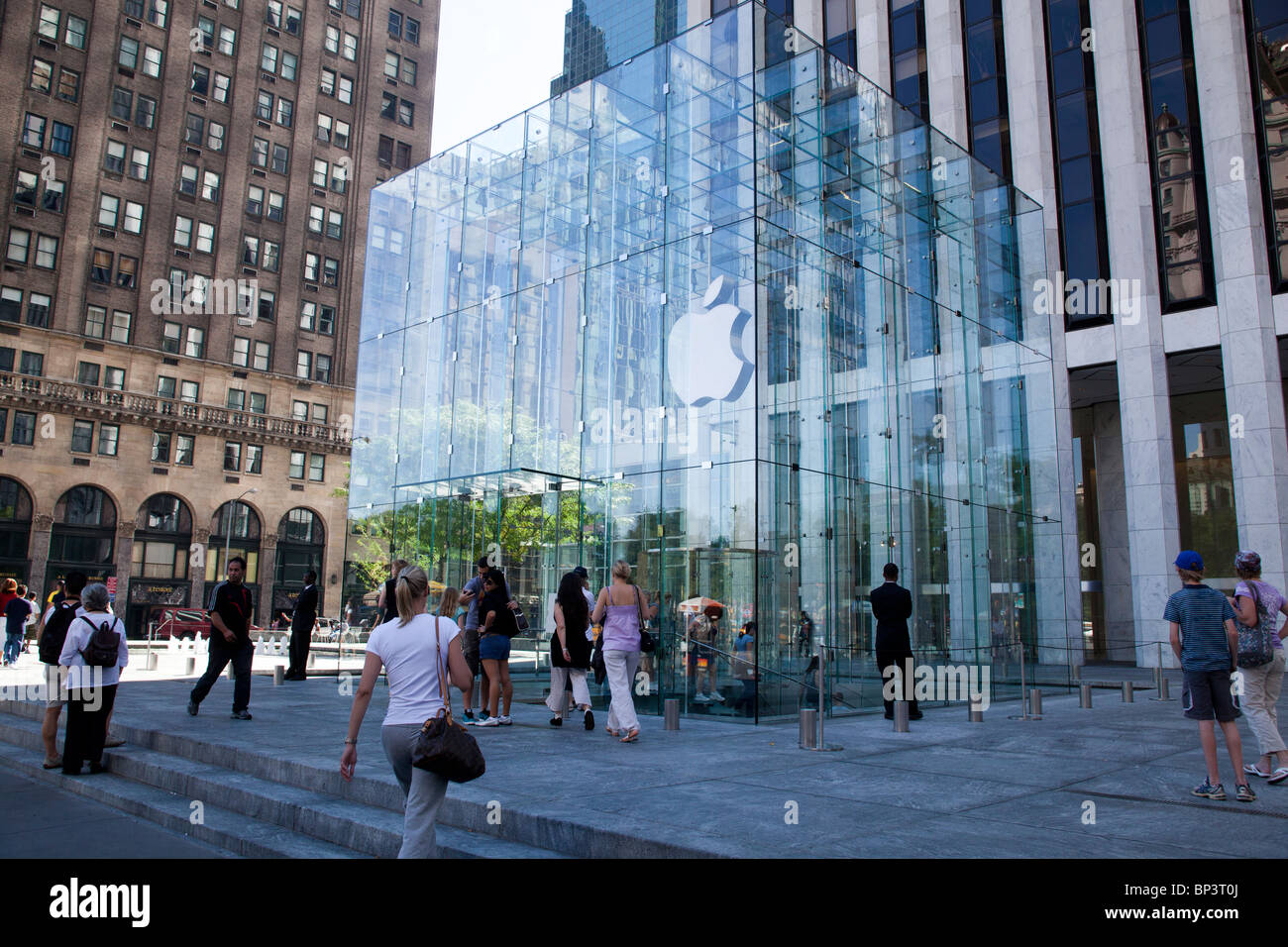 New york city apple store hi-res stock photography and images - Alamy