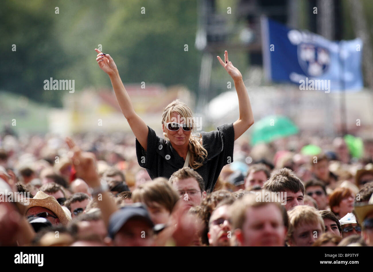 Fans celebrate shoulders hi-res stock photography and images - Alamy