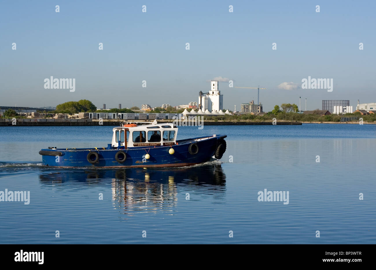 Tug boat on Docklands water London England UK Stock Photo - Alamy