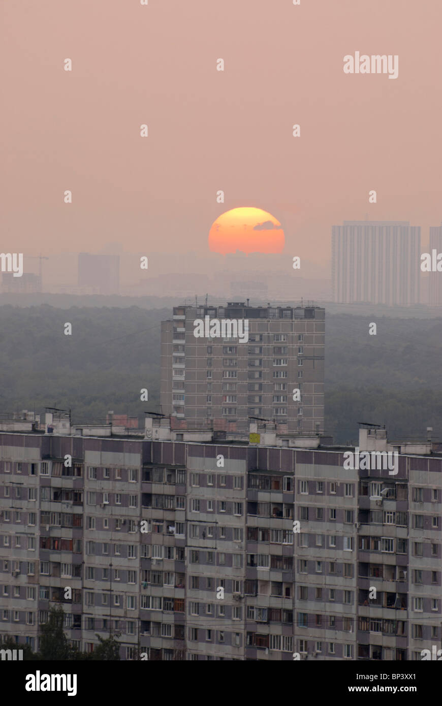 Sun above buildings hi-res stock photography and images - Alamy