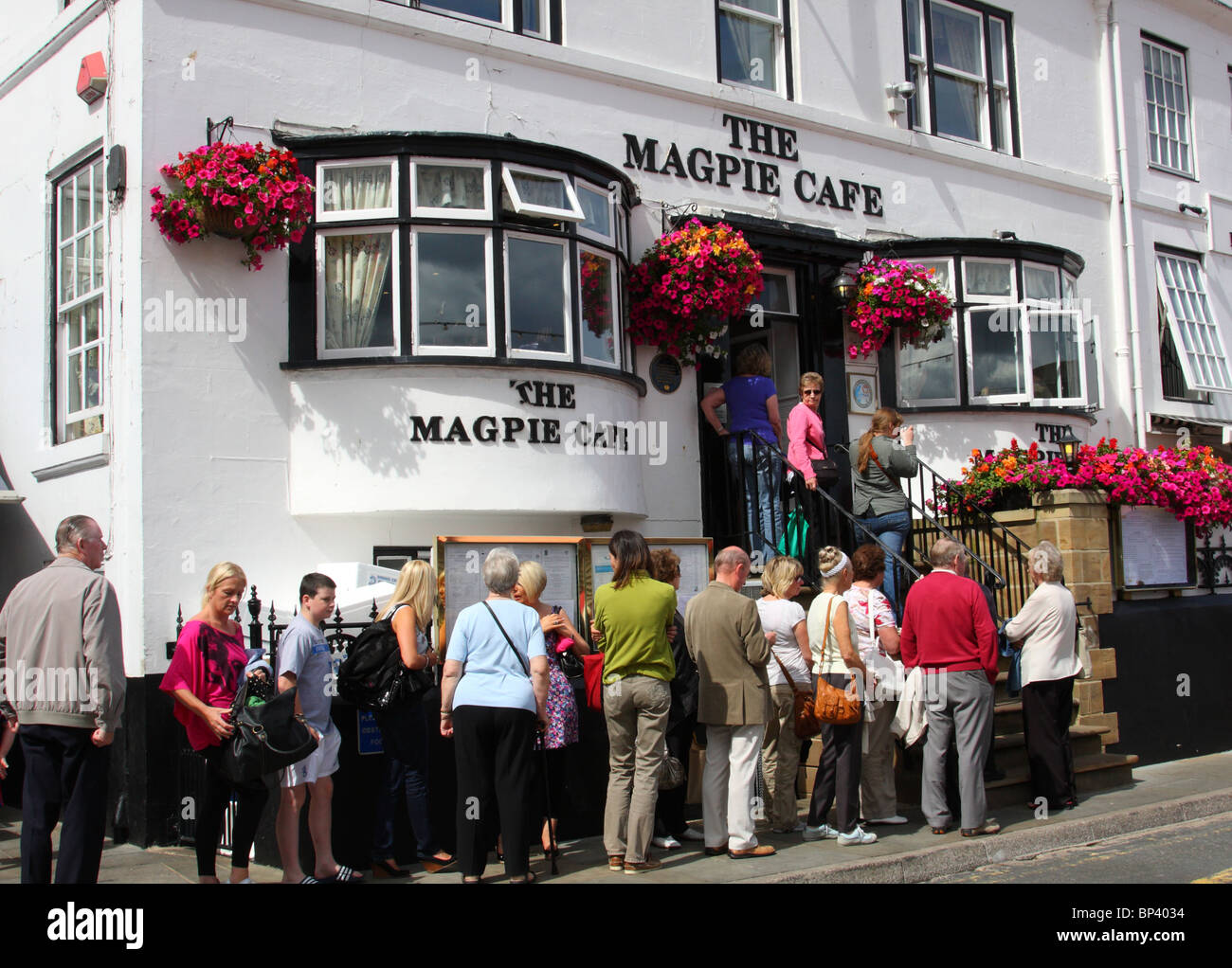 Queuing at The Magpie Cafe in Whitby Stock Photo - Alamy