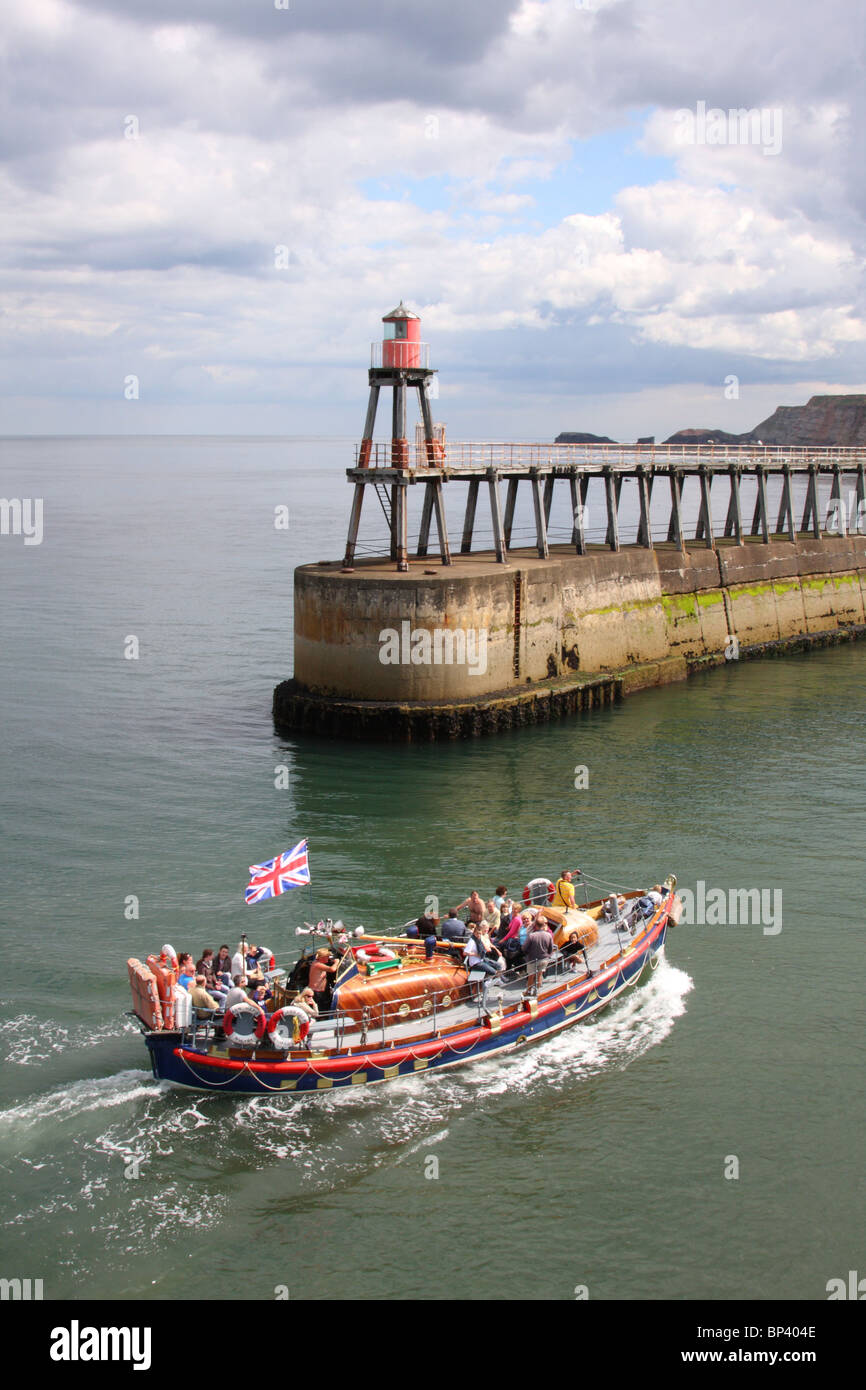 Whitby pier harbour hi-res stock photography and images - Alamy