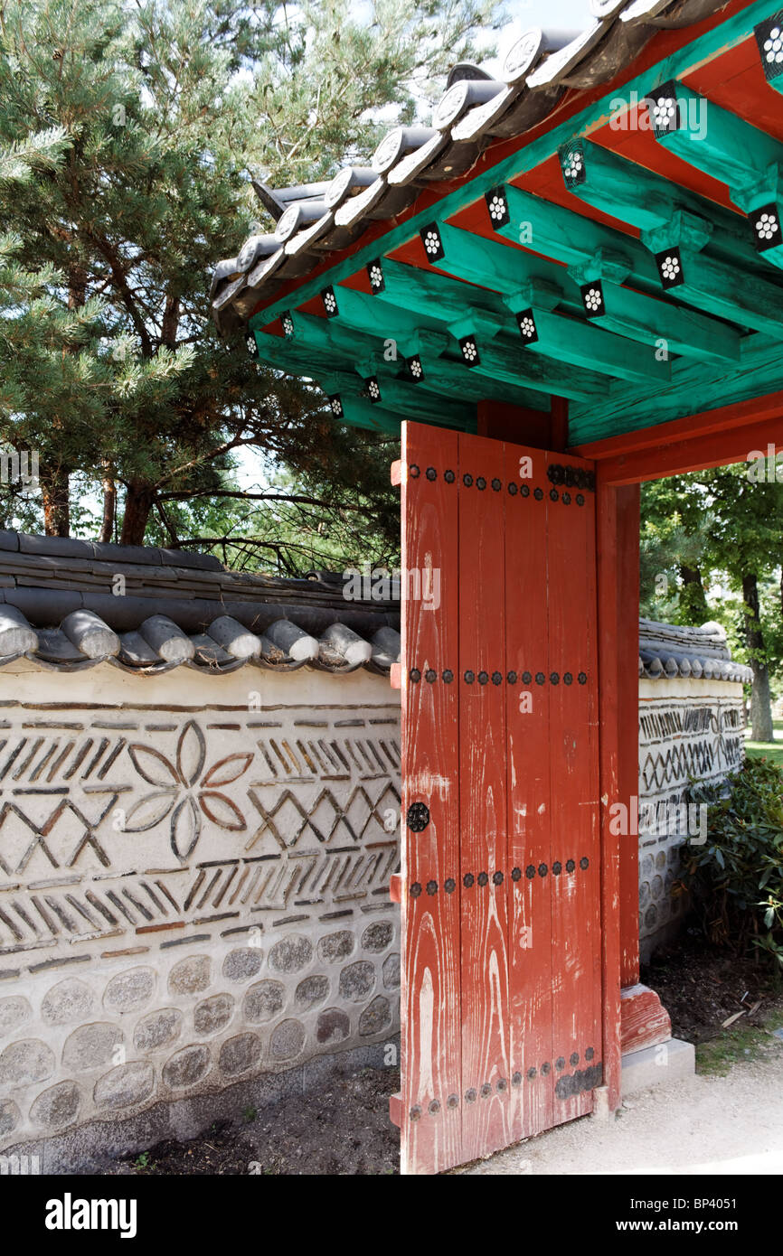 Pagoda door hi-res stock photography and images - Alamy