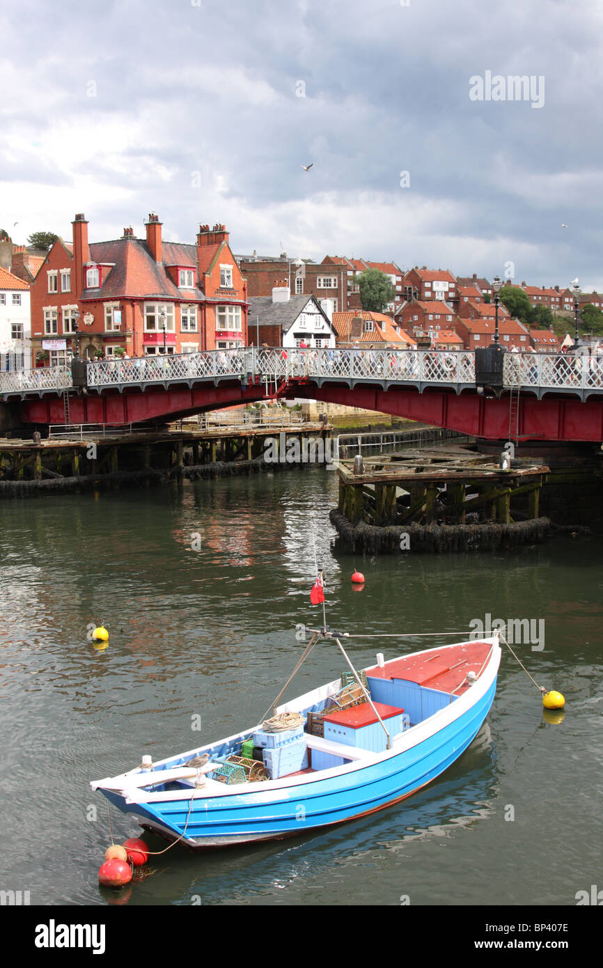 Whitby swing bridge harbour hi-res stock photography and images - Alamy