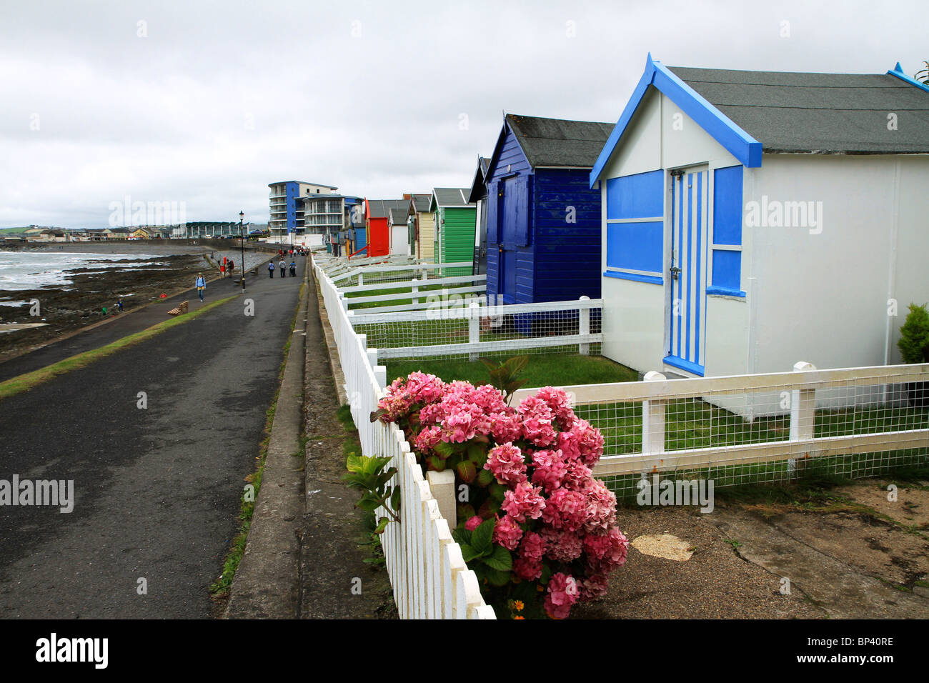 Beach huts on seafront hi-res stock photography and images - Alamy