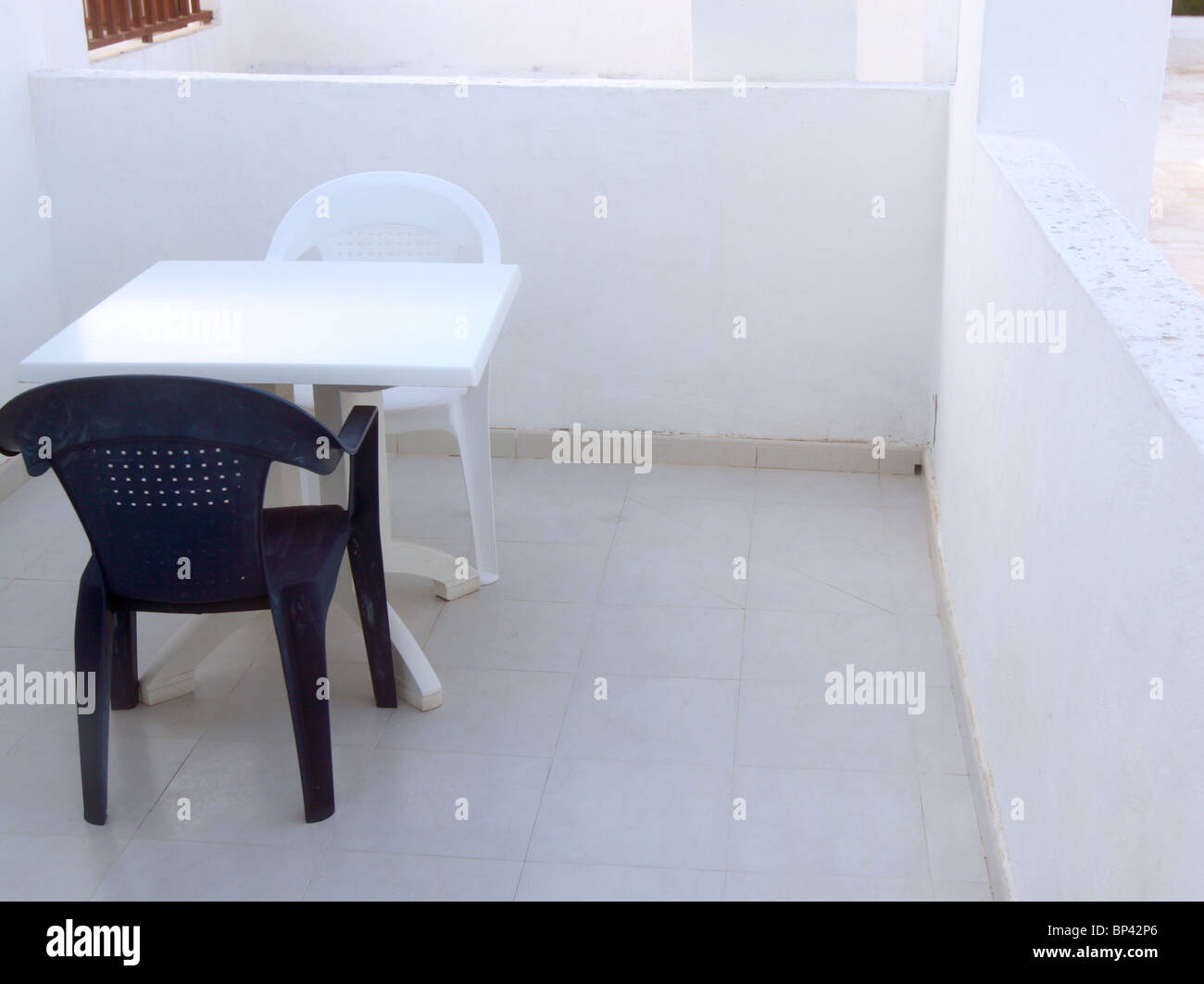 Plastic table and chairs on sun terrace balcony Stock Photo - Alamy
