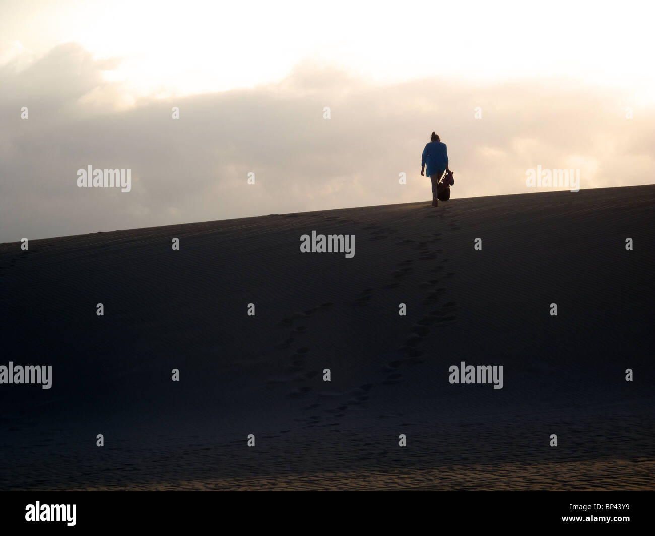 Silhouette on sand dune hi-res stock photography and images - Alamy