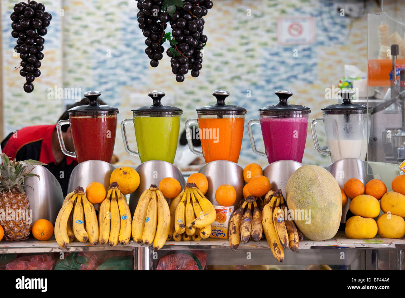 Fresh fruit drinks stand in the bazaar, Dohuk, Kurdistan, Iraq Stock ...