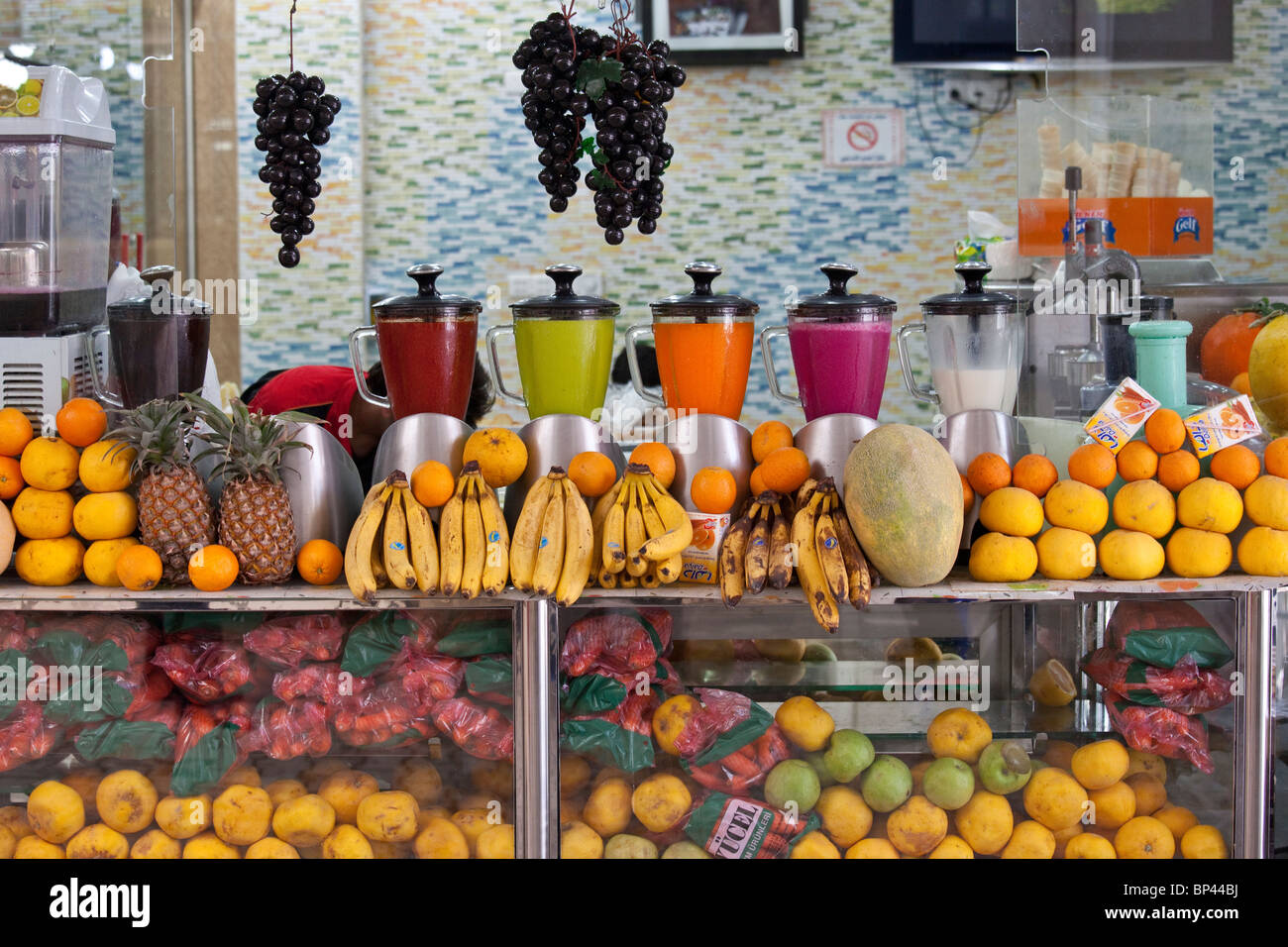 Fresh fruit drinks stand in the bazaar, Dohuk, Kurdistan, Iraq Stock ...