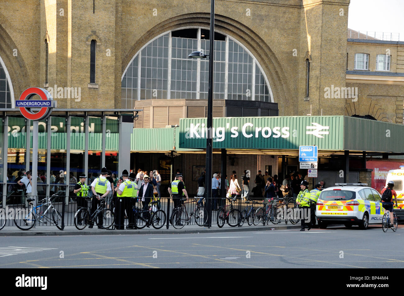 British policemen at kings cross station hi-res stock photography and ...
